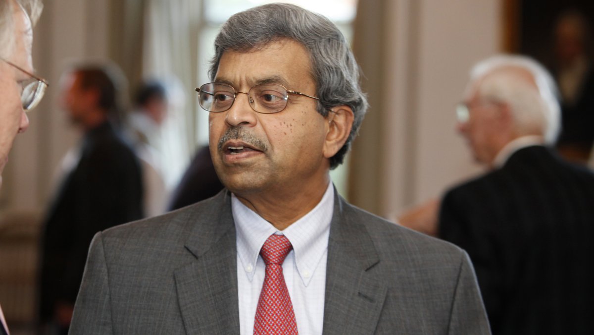 UWM Lubar School of Business dean Smunt steps back, search for ...