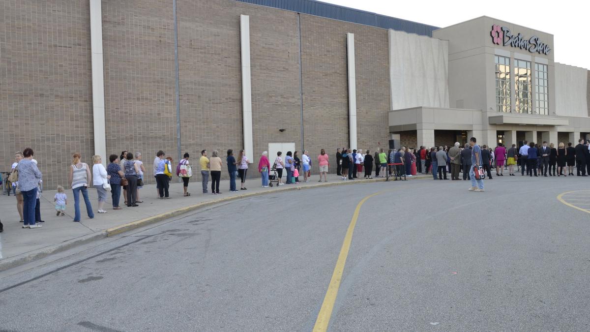 Hundreds line up for Boston Store 'grand re-opening' at Mayfair ...