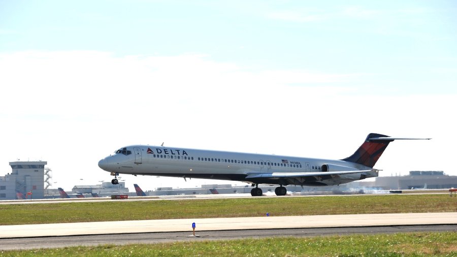 See freaky video of engine failure on Delta Atlanta flight ...