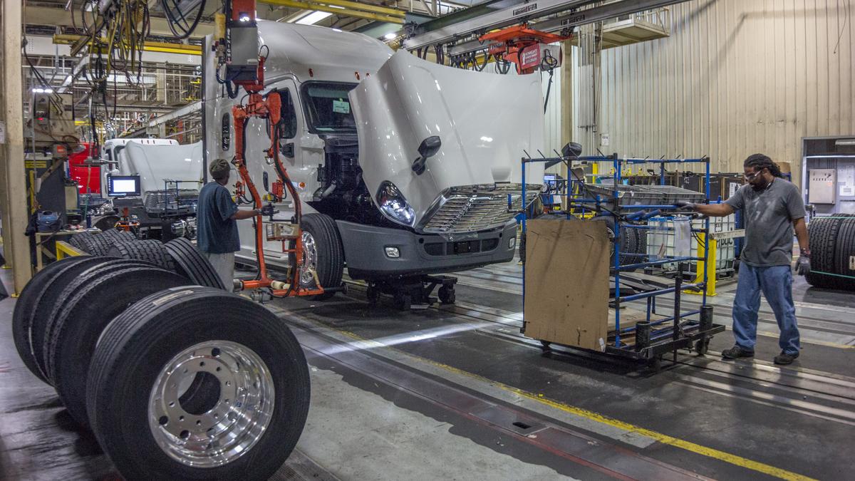 Freightliner plant works to interest students in manufacturing (PHOTOS ...