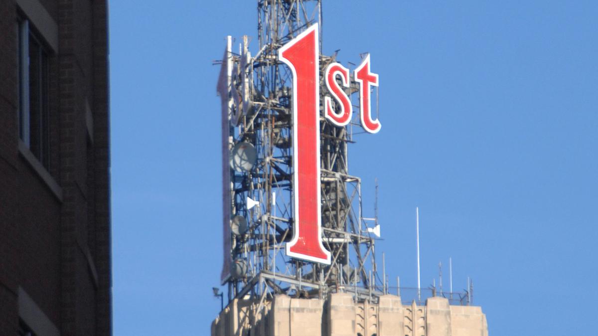 Wind blows out St. Paul skyline's First National Bank sign ...