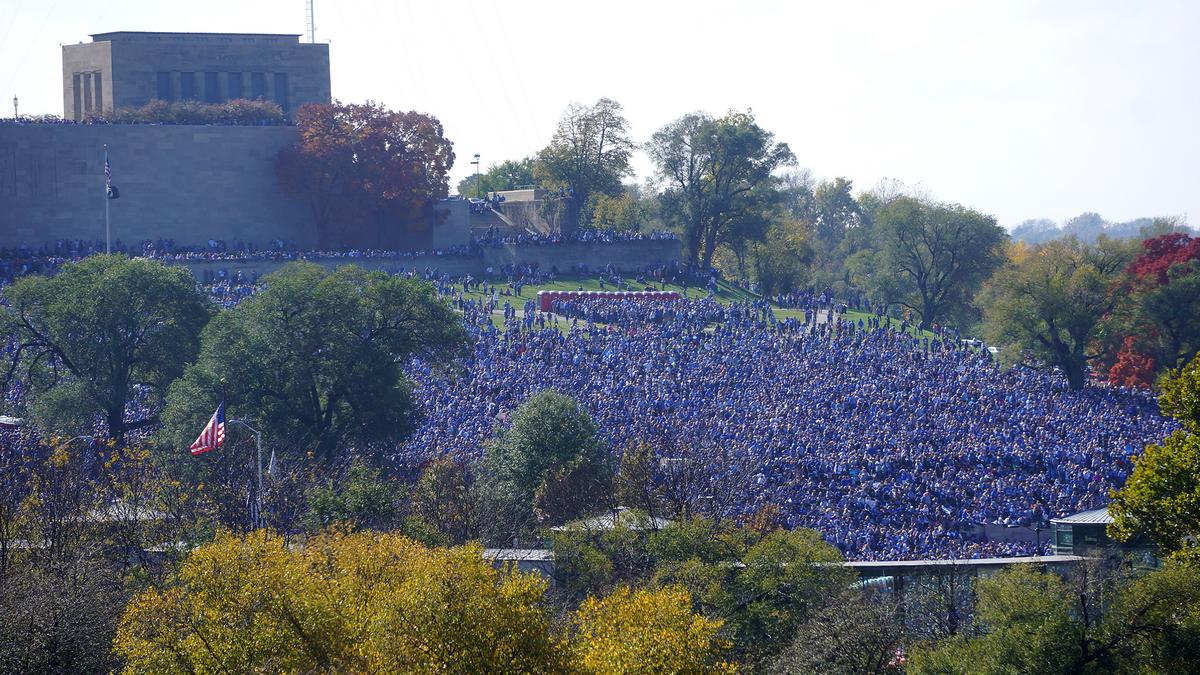 Slideshow: The KC Royals parade experience - Wichita Business Journal