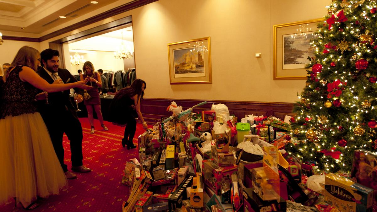 Young Milwaukee Holiday Gala draws crowd, gifts for kids: Slideshow ...