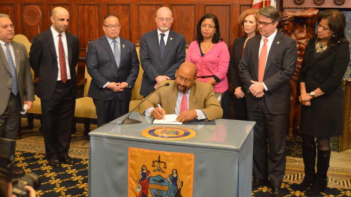 Nutter signs Philly's 15-year franchise agreement with Comcast ...