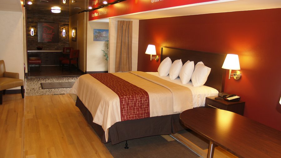 Red Roof Inn courting business travelers with Red Roof Plus+ amenity ...