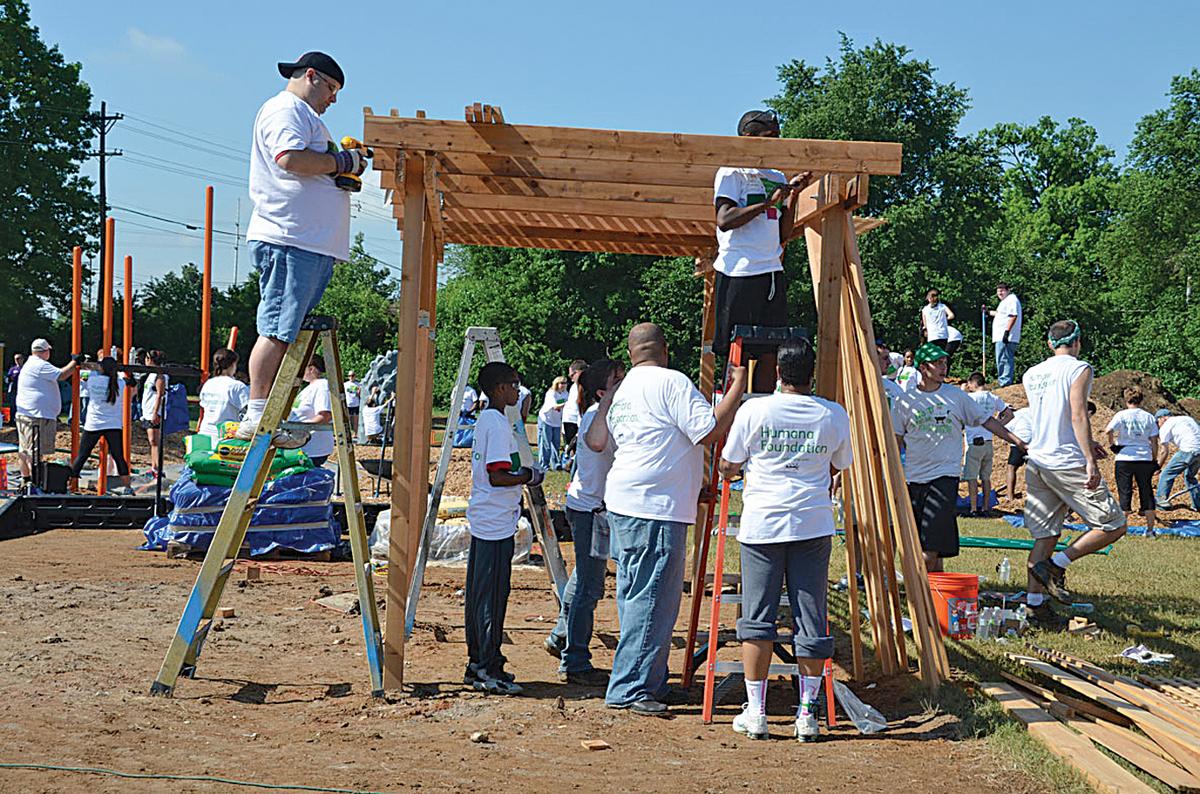 Humana steps up emphasis, sees more employees volunteer - Louisville ...