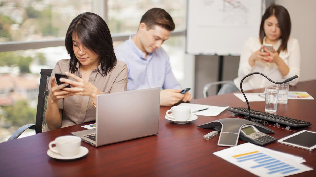 How to deal with a mobile device addict - The Business Journals