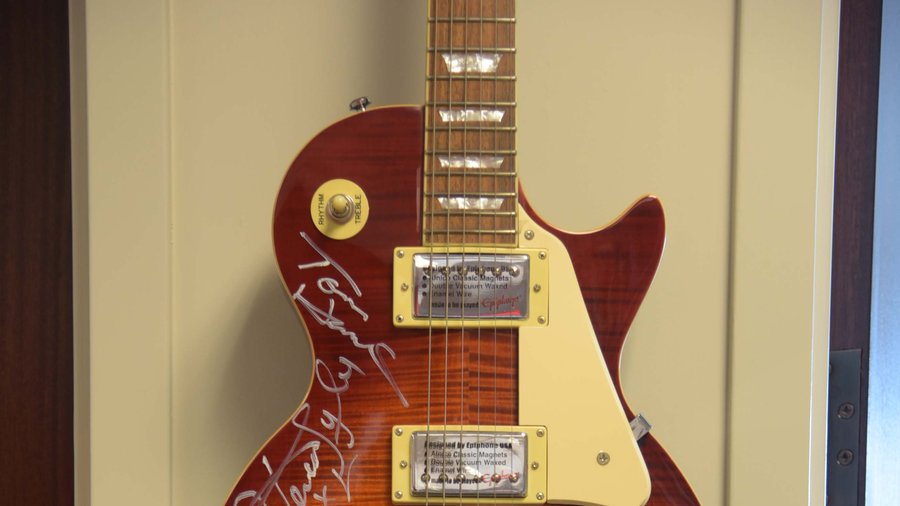 Steven Tyler signed guitarjv