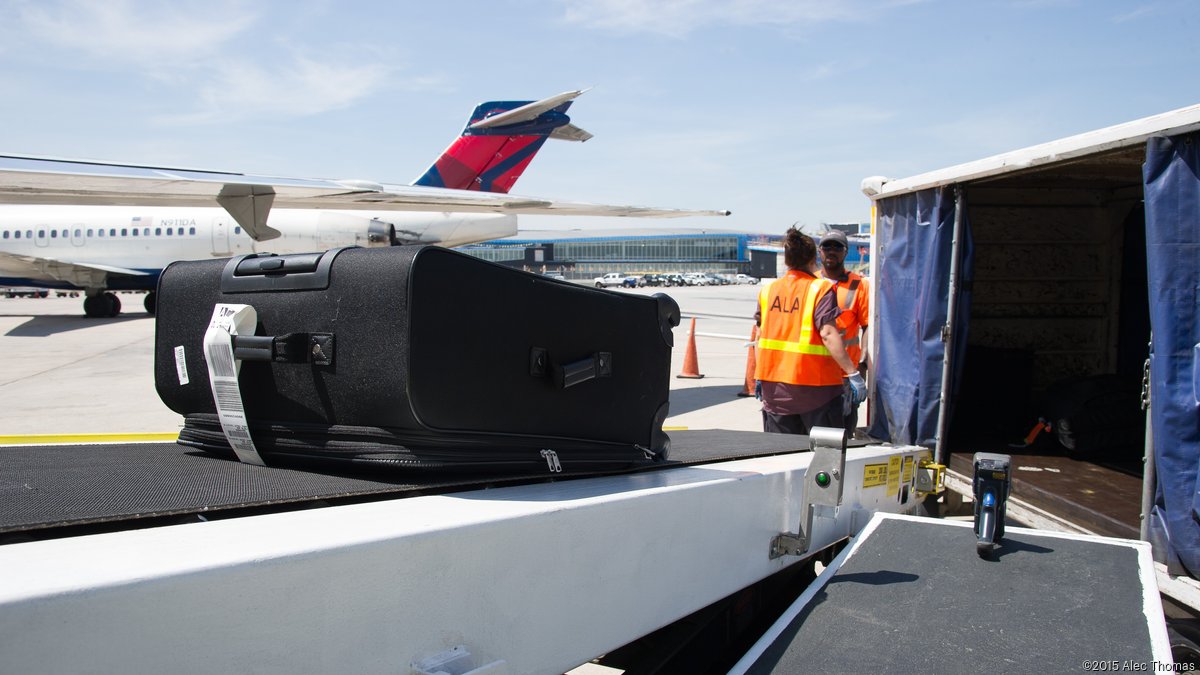 Delta Air Lines hikes checked-bag fee - Minneapolis / St. Paul Business ...