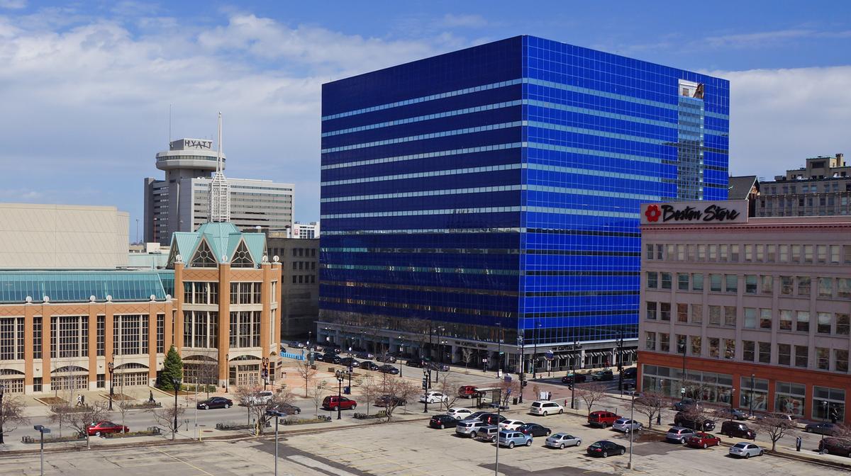 Reuss Federal Plaza in downtown Milwaukee sold to New York City firm ...