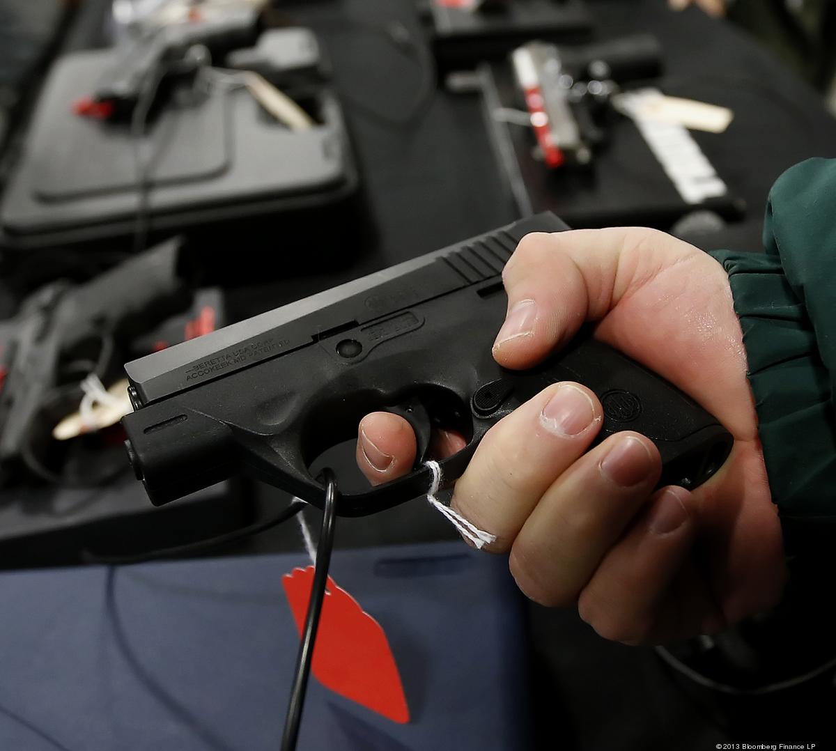 New Illinois gun law forces changes to Chicago rules - Chicago Business ...